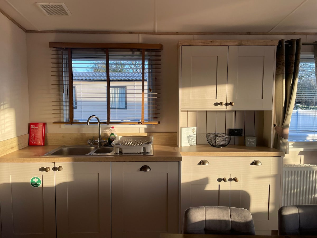 Beautiful 3 Bedroom Van With Hot Tub at Hoburne - Campers/RVs for Rent ...
