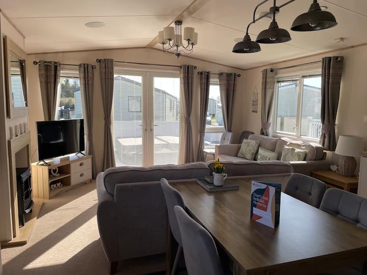 Gorgeous 3 Bed Caravan With Private Hot Tub - South Cerney
