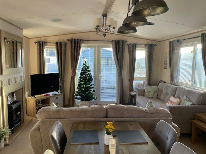 Beautiful 3 Bedroom Van With Hot Tub At Hoburne - South Cerney