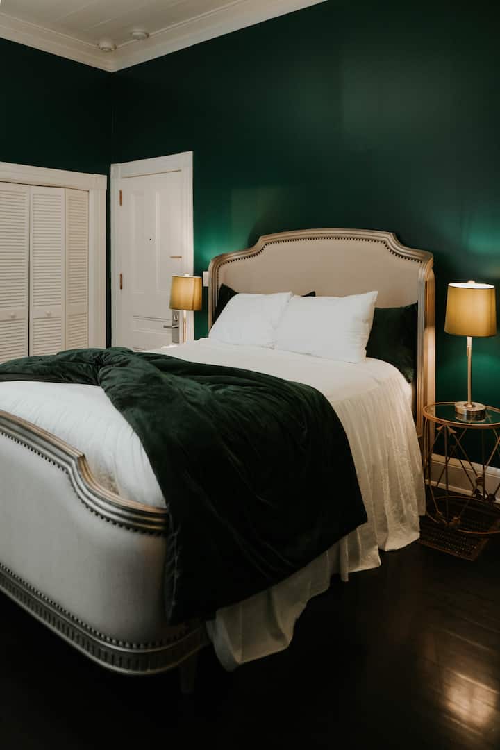 Emerald Manor Suite | Romantic Fireplace Stay - Thomasville, GA