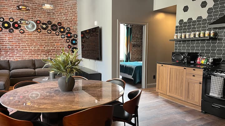 Hollyhock Suite 413: 5 Beds/2 Bath - Louisville, KY