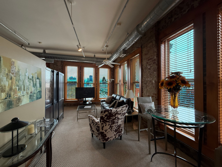 Charming Historic East Village Condo, Downtown Dsm - Des Moines, IA