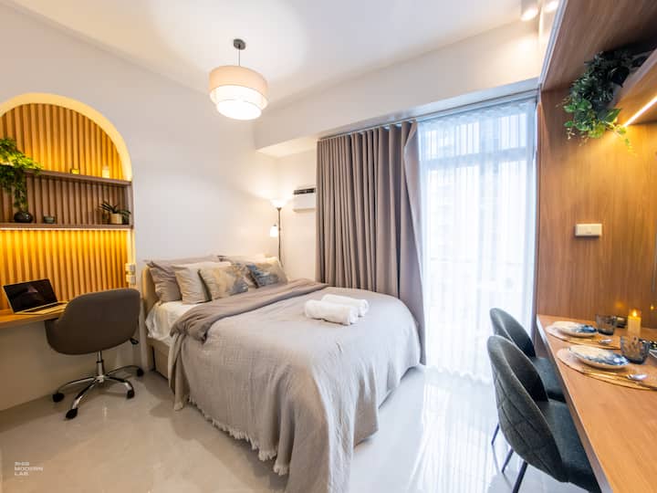 Pool View Studio W/ Workspace & Balcony | Mivela - Lahug