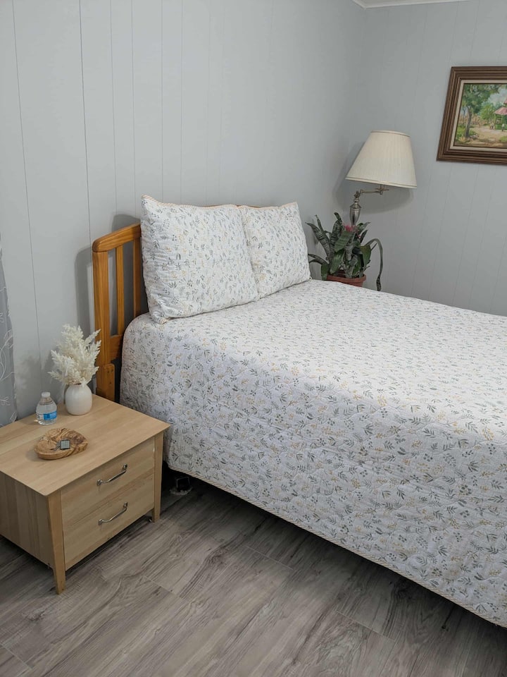 Private Room In A Guesthouse - Cary, IL