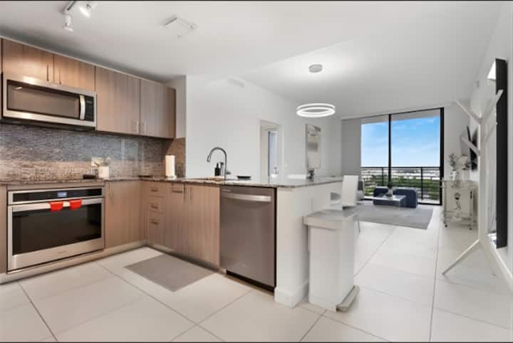 Condo In Downtown Doral |Free Pool, Gym, Parking! - Doral, FL