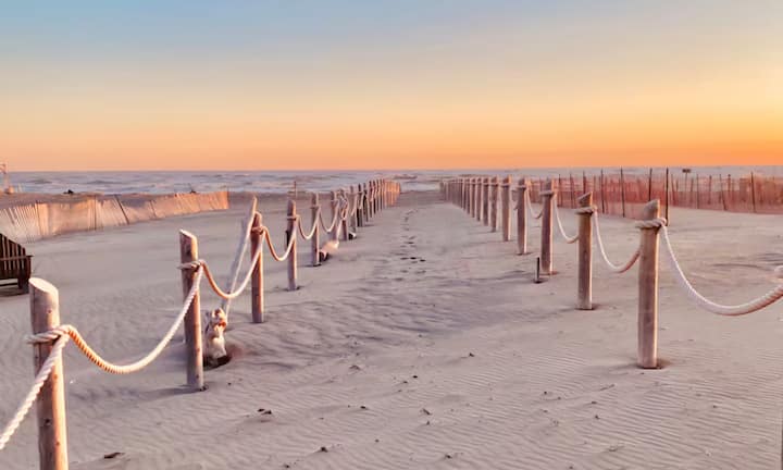 The Beach Hut
A Cozy Studio Space/patio Lake View - Port Stanley