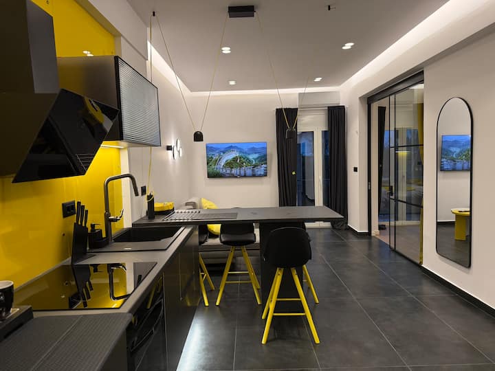Studio 8υ Arch Yellow Suite | City Center - Патры