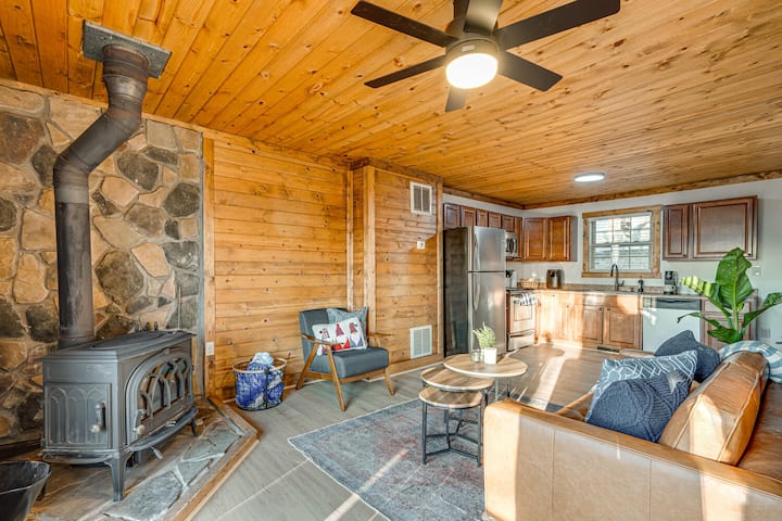 River’s Cabin With Hot Tub, Firepit, Movie Shed - Shenandoah, VA