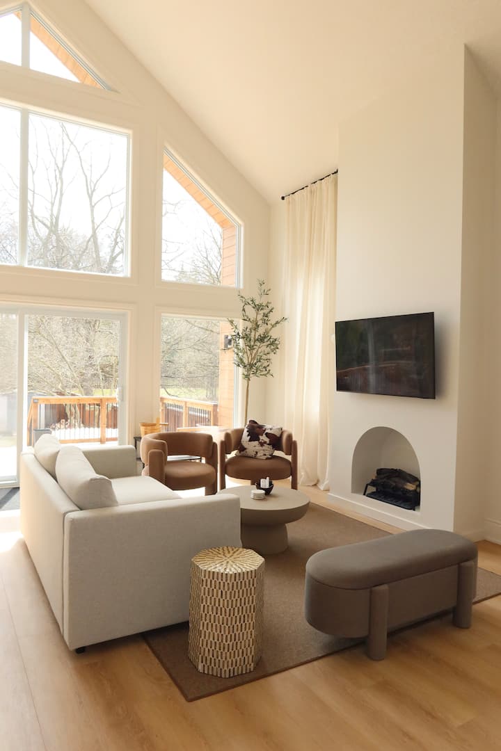 Luxury Spa Retreat | Hot Tub & Sauna | Sleeps 8 - London