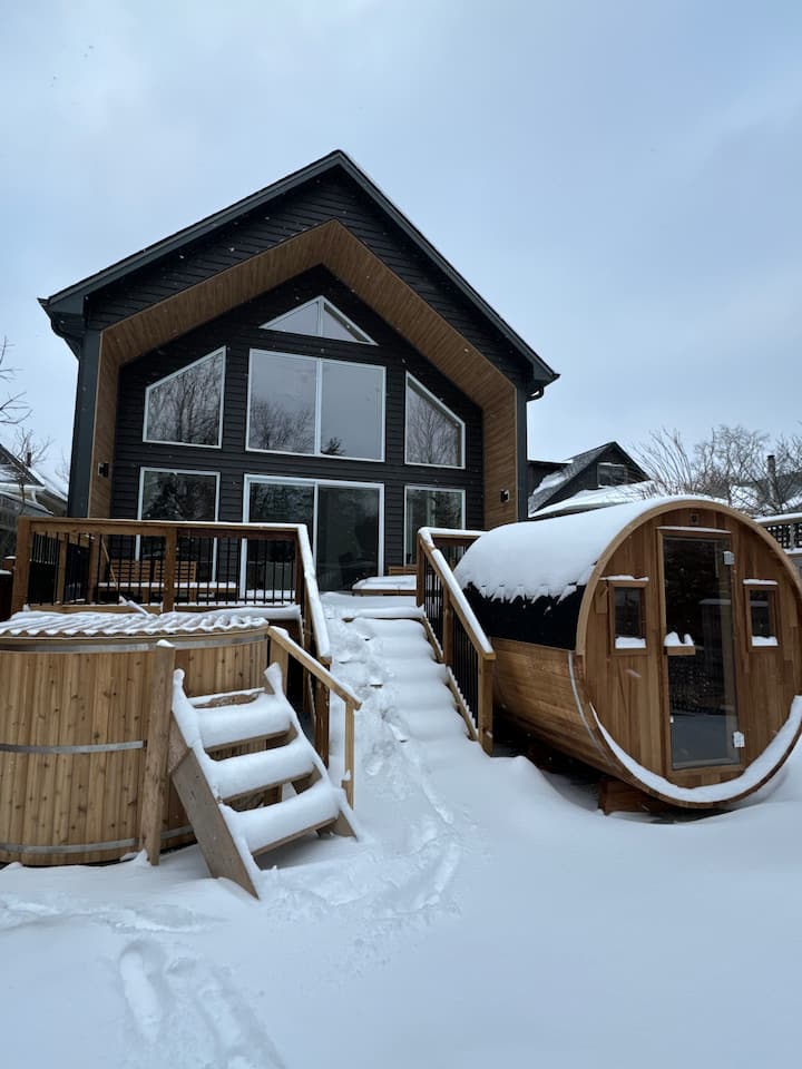 Spa Retreat In Old South With Hot Tub And Sauna - London, Ontario