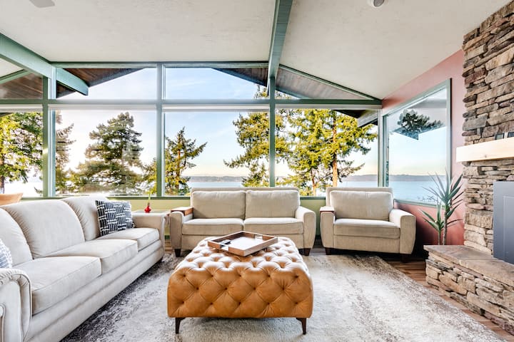 Dash Point Vista | Family Friendly & Large Hot Tub - Federal Way, WA