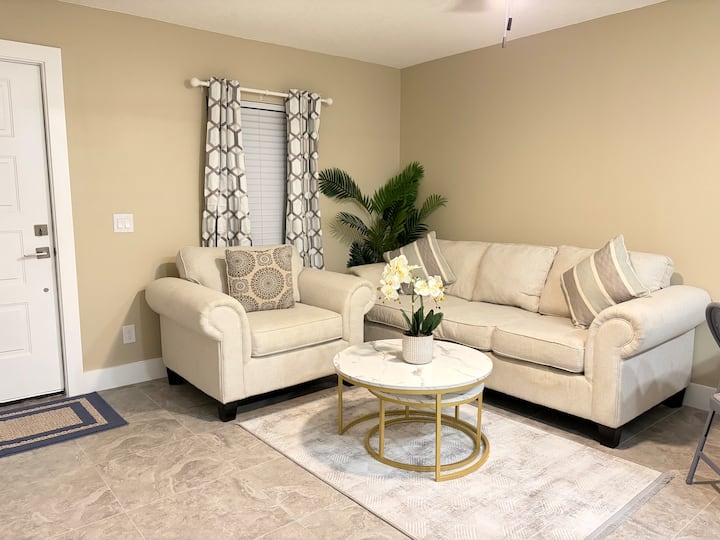 Fresh And Cozy Two-bedroom Stay In Bradenton - Ellenton, FL