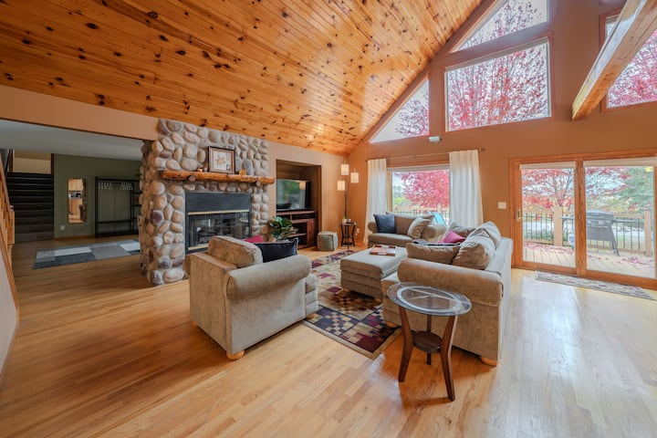 Pinecone Acres Lodge W/ Hot Tub - Sleeps 9 - Palisades State Park, Garretson