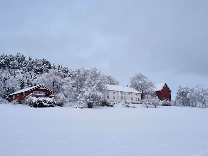 Idylisk Hus På Bondegård. - Småland