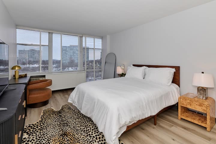 Modern Apartment W/ Kitchen & Gym - Chicago, IL