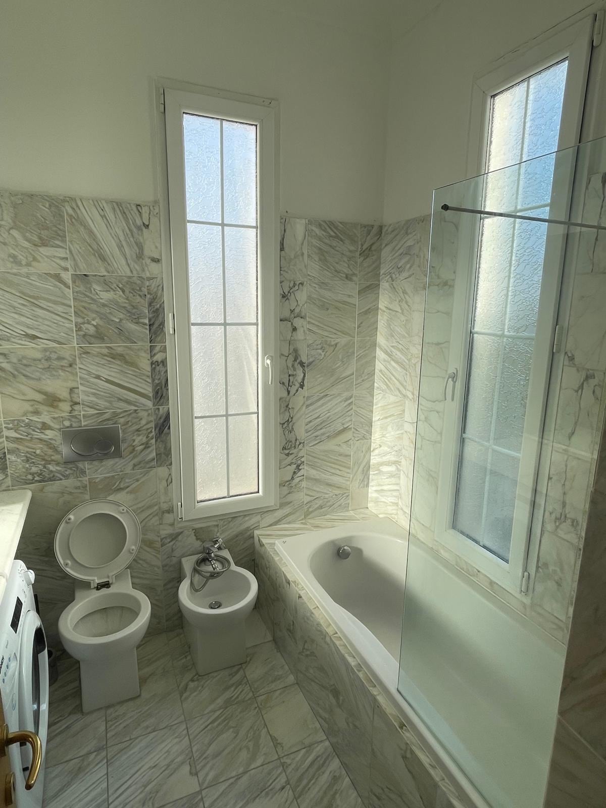 Studio calme avec balcon - Appartements à louer à Beausoleil, Provence ...