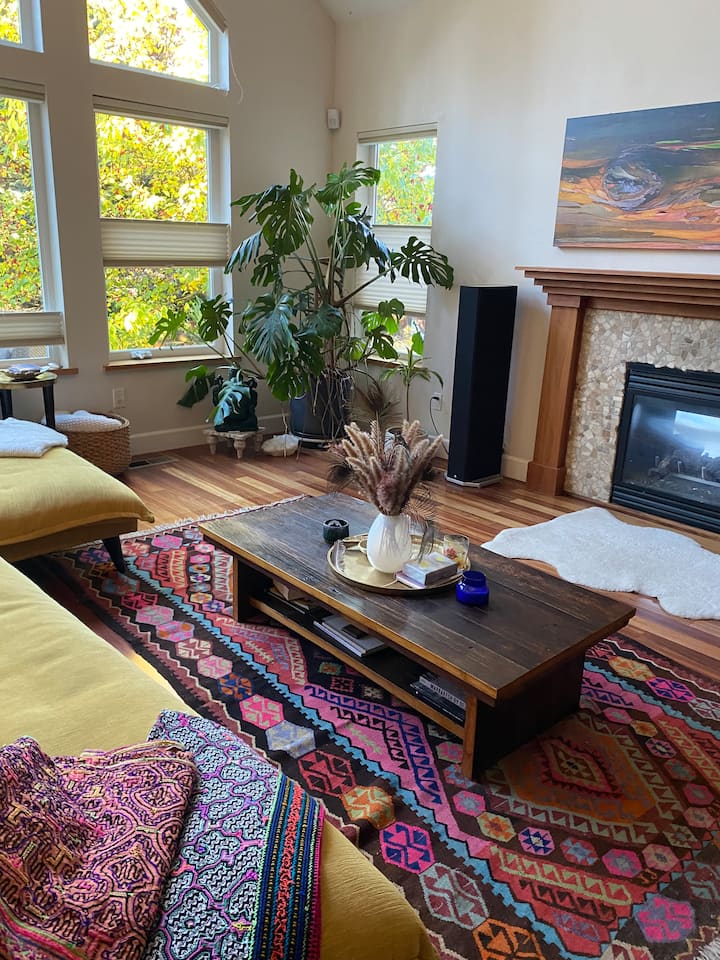 Modern Anchorage Oasis: Walk To The Coast - Anchorage, AK