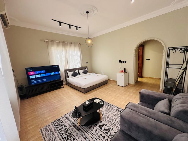 استديو سلطانة، شاشة 65 بوصة، دخول ذكي. (2) - Medina