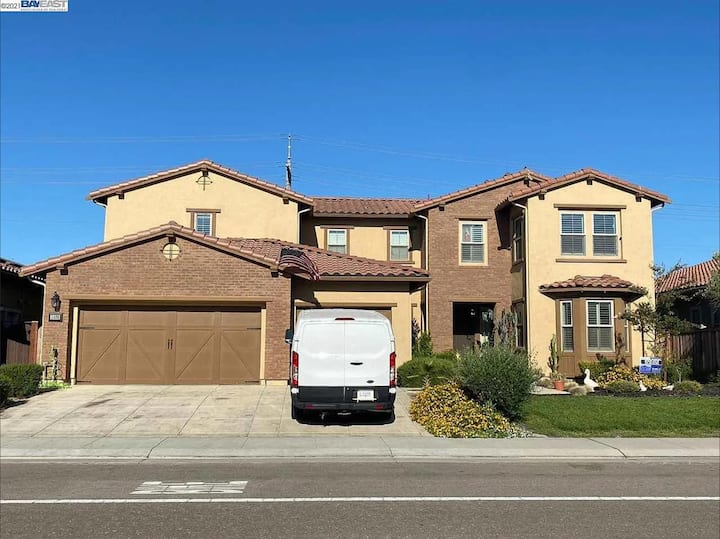 Spacious 4br Gated Home In Manteca - 맨티카