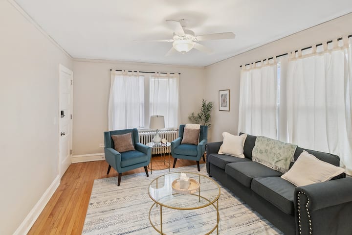 Comfort In Highwood- 4 Brs & Steps To The Train! - Lake Forest, IL