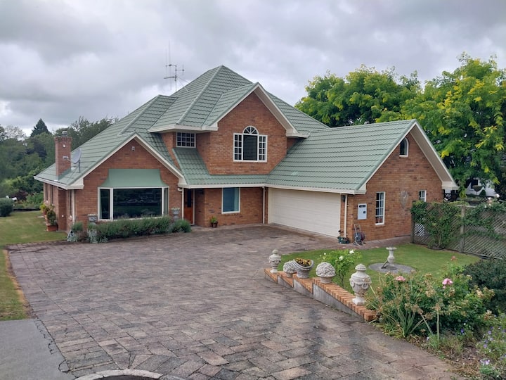 Spacious French Country Family Retreat - Morrinsville