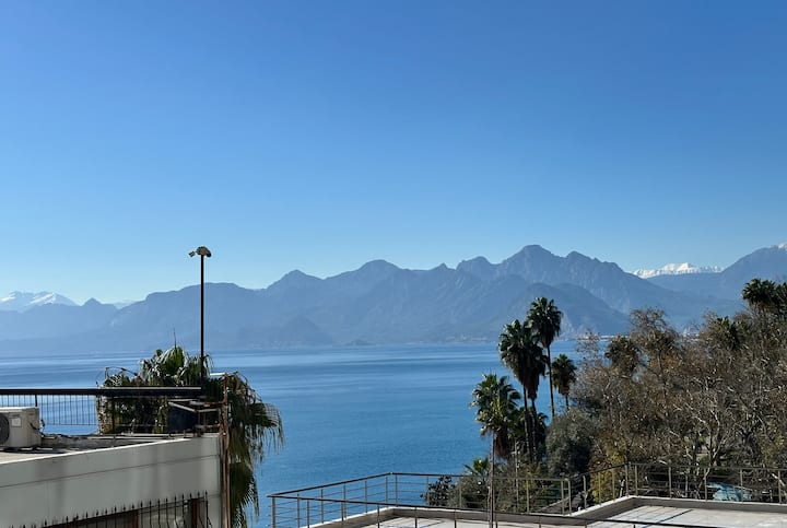 Deniz Manzaralı ŞEhir Merkezinde 10 Kişilik Daire - Antalya