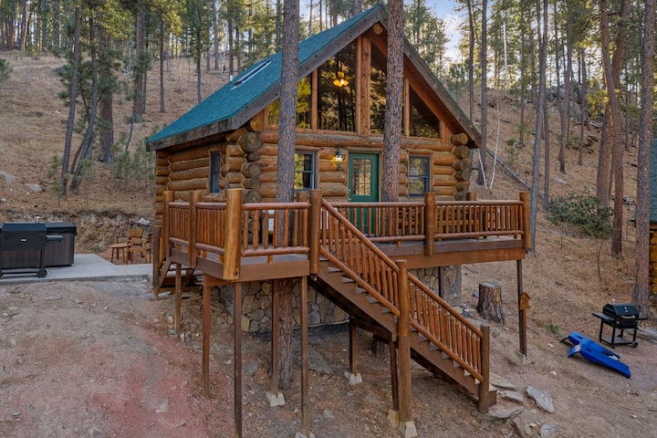 Eagle Cliff Retreat: Hot Tub Log House Retreat - Keystone, SD