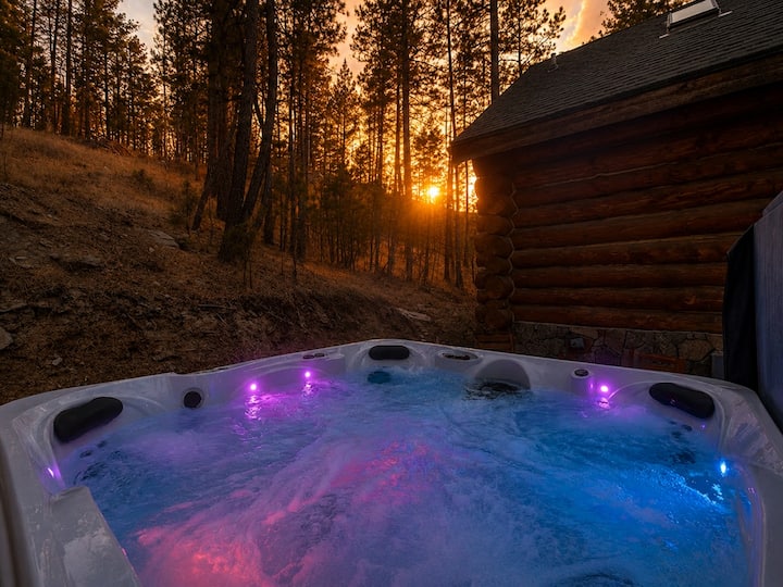 Eagle Cliff Retreat: Hot Tub Log House Retreat - Keystone, SD