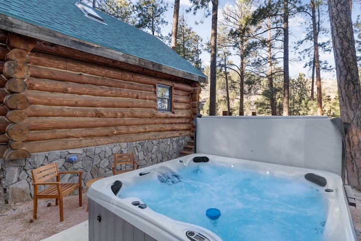 Eagle Cliff Retreat: Hot Tub Log House Retreat - Keystone, SD