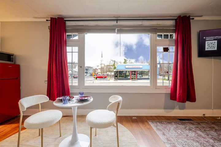 Studio By Downtown, Best Value, King Bed - Boise