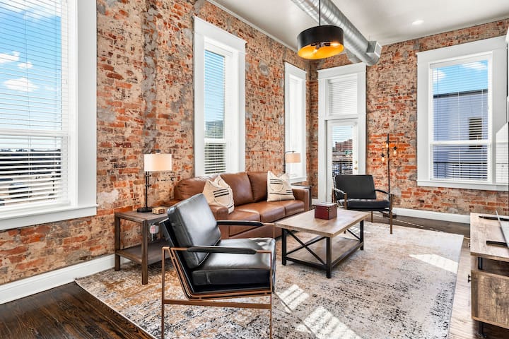 Beautiful Industrial Downtown Loft - Mount Pleasant, TX