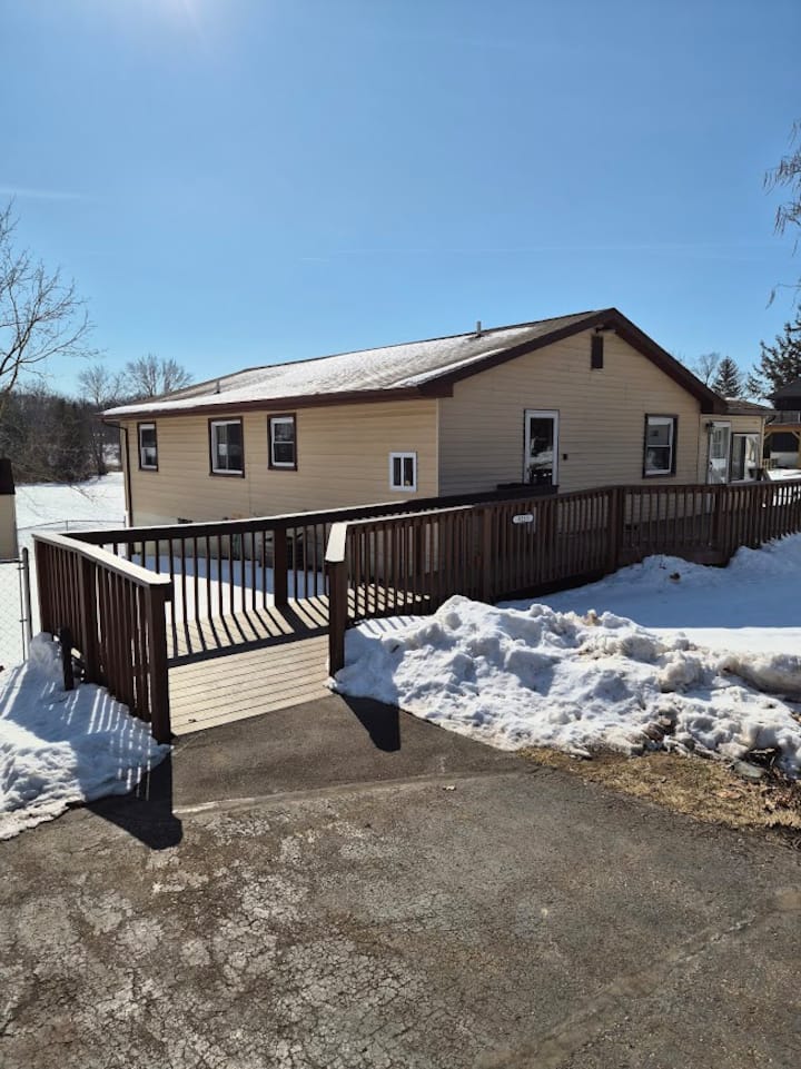 3 Bedroom 2 1/2 Bath Whole House With Beach - Brighton, MI