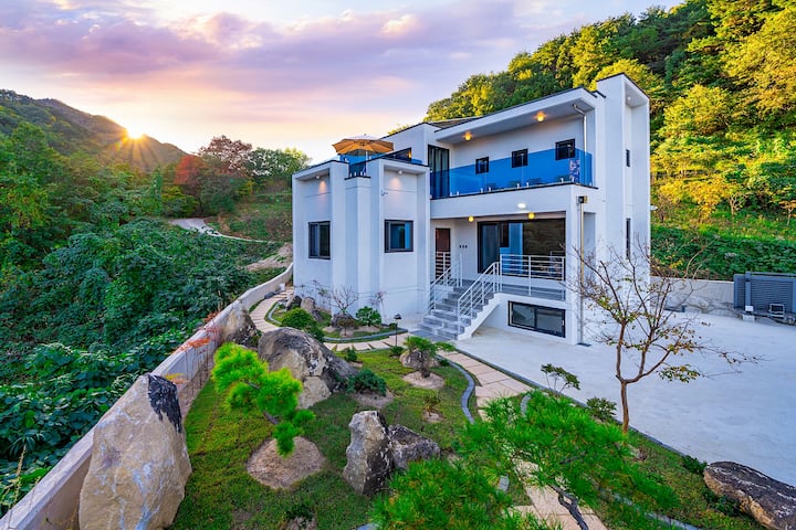 펜션 무이제 (해산물섭취가능,개별취사공간,자쿠지,야외텐트,폭포,프라이빗) - Gangneung-si