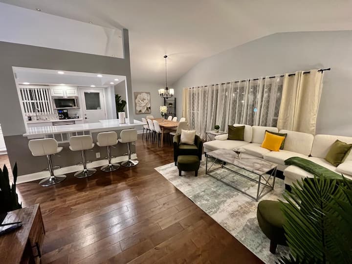 Comfy Cove: 3br-2bt *New* W/ 2 Living Rooms - Skokie, IL