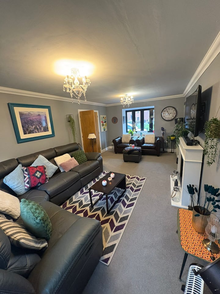 #100 Comfortable 4-bed House In Rugby - Rugby