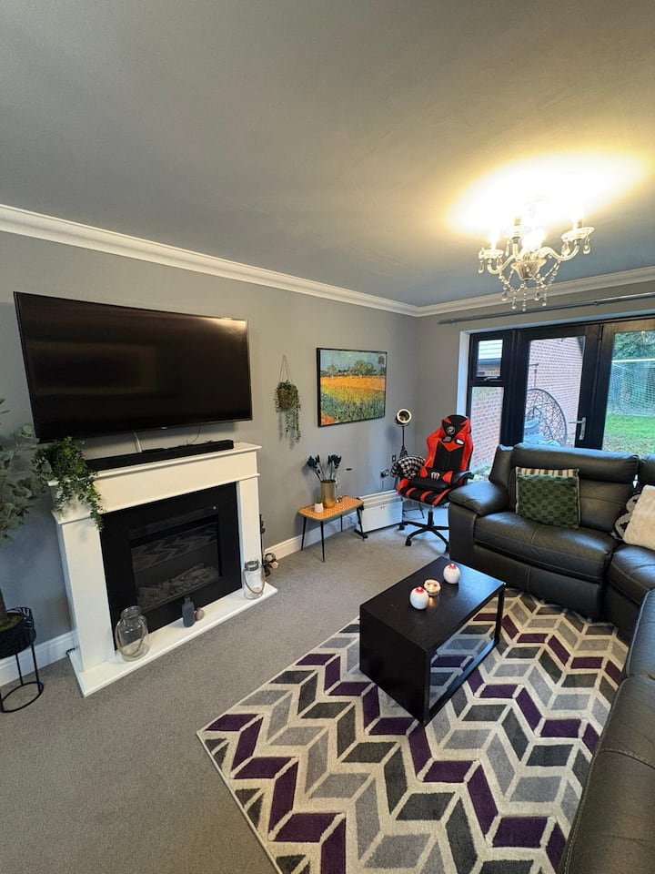 #100 Comfortable 4-bed House In Rugby - Rugby