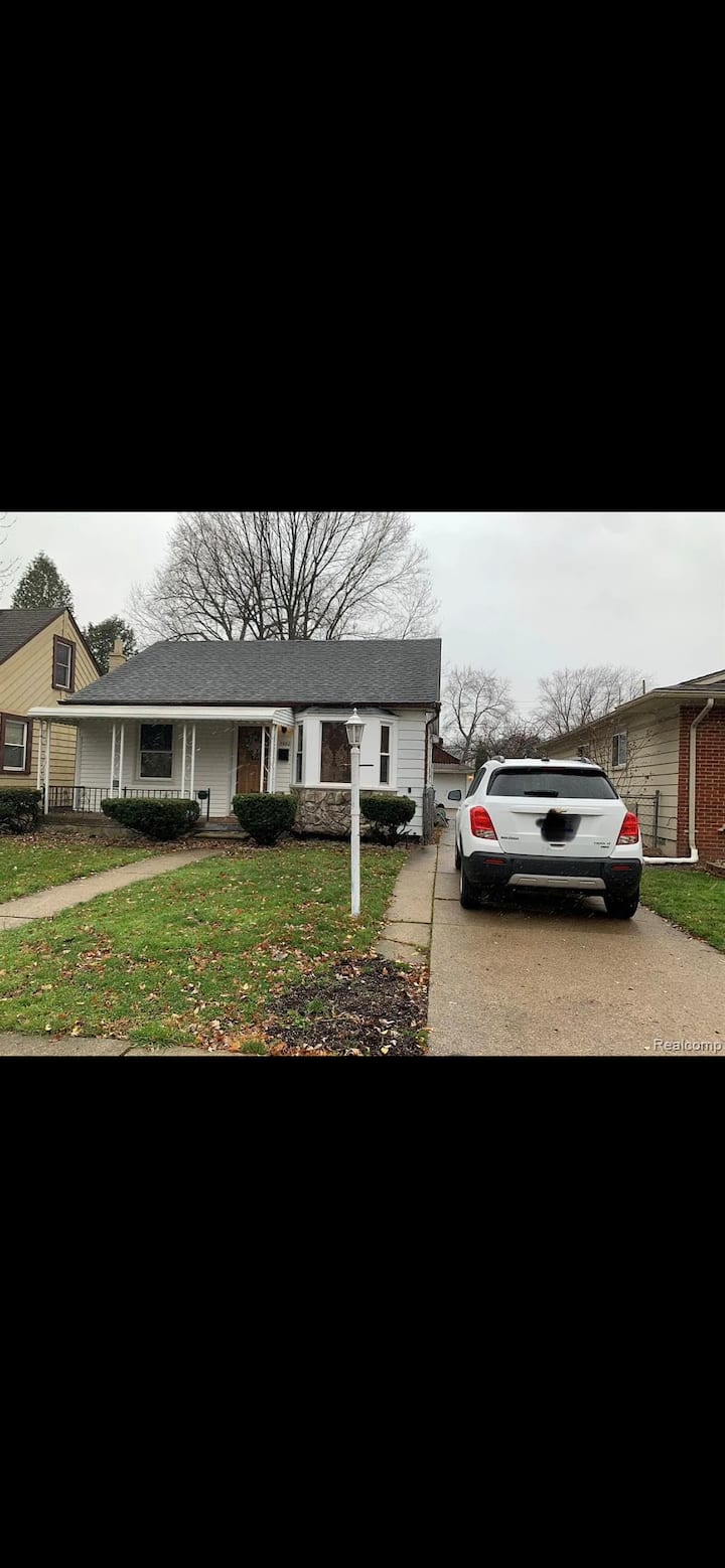 House With 8 Min Drive To Downtown Dearborn - Dearborn, MI