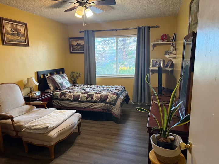Warm And Cozy Room With One Bed. - Claremont, CA