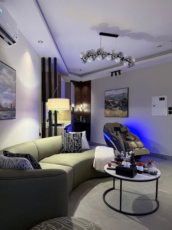 Signature Luxury Suite | Balcony View & Gym Access - Jeddah