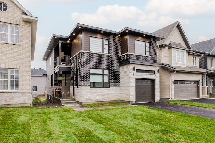 Brand New Luxury 4br W/ Hot Tub • Near Airport - Ottawa