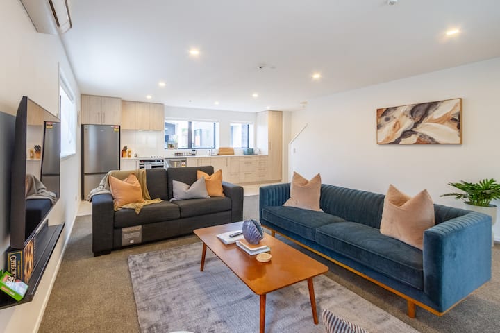 Luxury Townhouse With Reserved Car Park | Sleeps 8 - Christchurch
