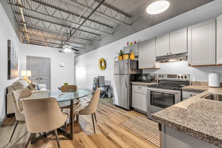 111 1br Oil Man Suites 233 | Old Baytown - Baytown, TX