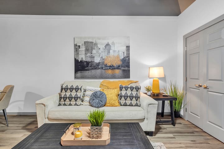 111 1br Oil Man Suites 233! | Old Baytown - Baytown, TX