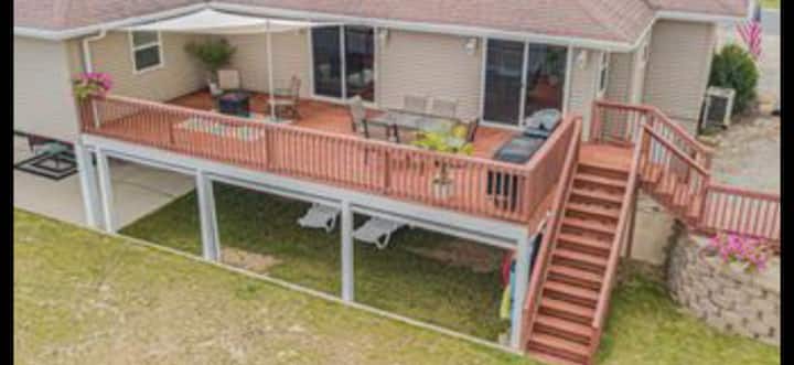 Candi's Lakehouse - Hesperia, MI