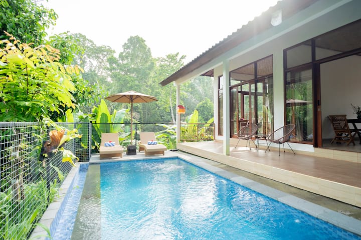Serene Jungle Pool Escape - Pondok Laura - Indonésie
