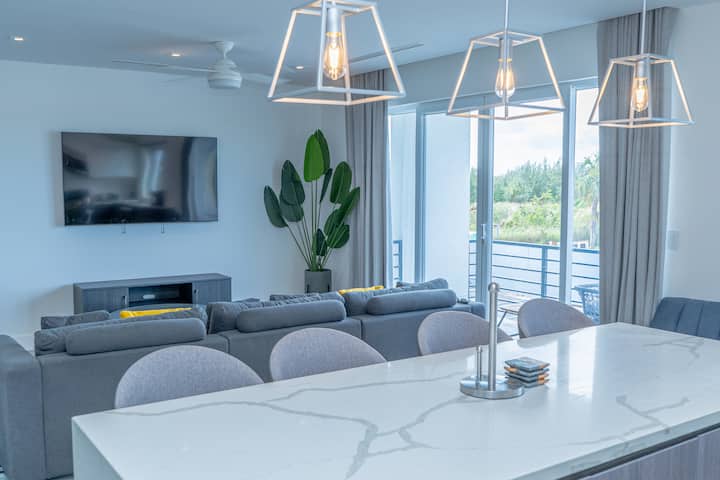 Modern Condo Near The Beach In Gated Community - The Bahamas