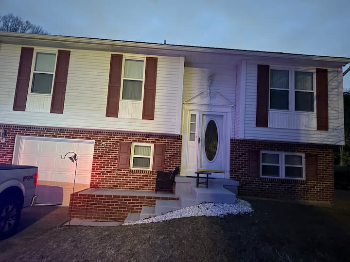 A Three Bedroom Home In A Quiet Neighborhood - Glen Burnie, MD