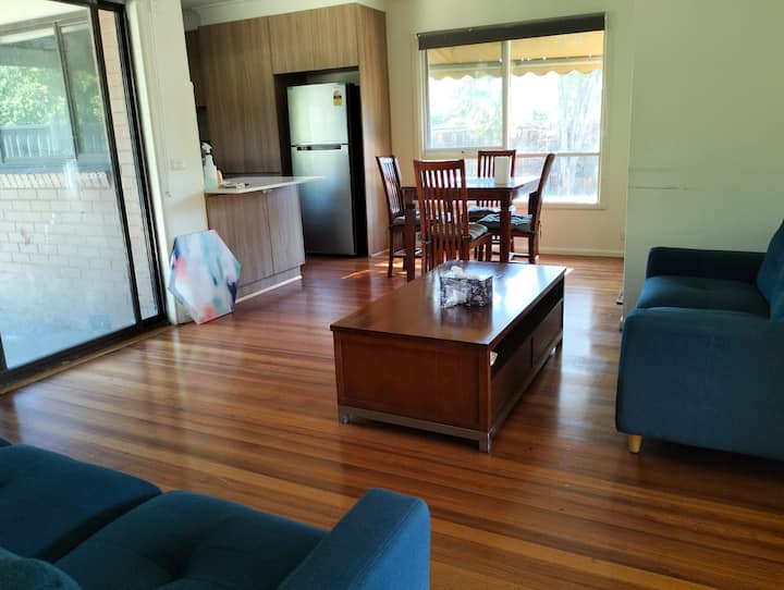 A Lovely Cosy House In The Heart Of Melton City - Melton