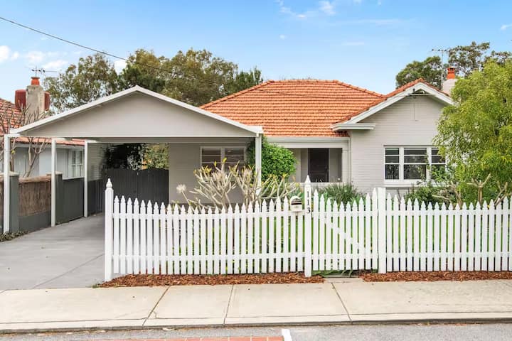 Coastal Views & City Convenience On Wellington St - East Fremantle