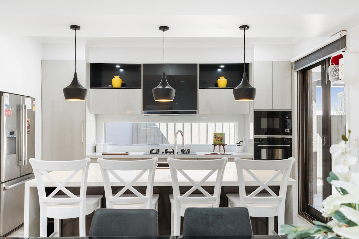 Sanctuary Lakes Family Retreat - Houses for Rent in Point Cook ...